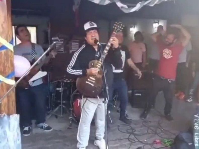 La reaparición de Pity Álvarez tocando un clásico de Intoxicados