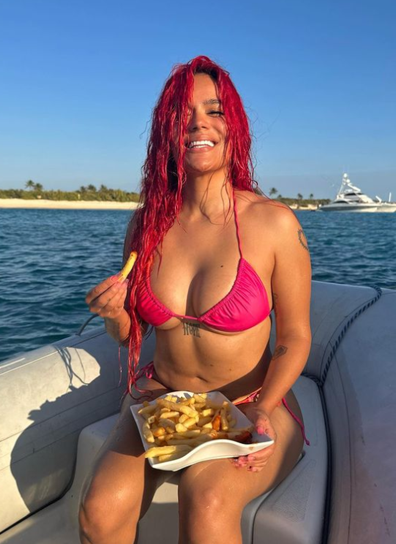 Karol G lució una microbikini underboob en degradé que causó furor en ...