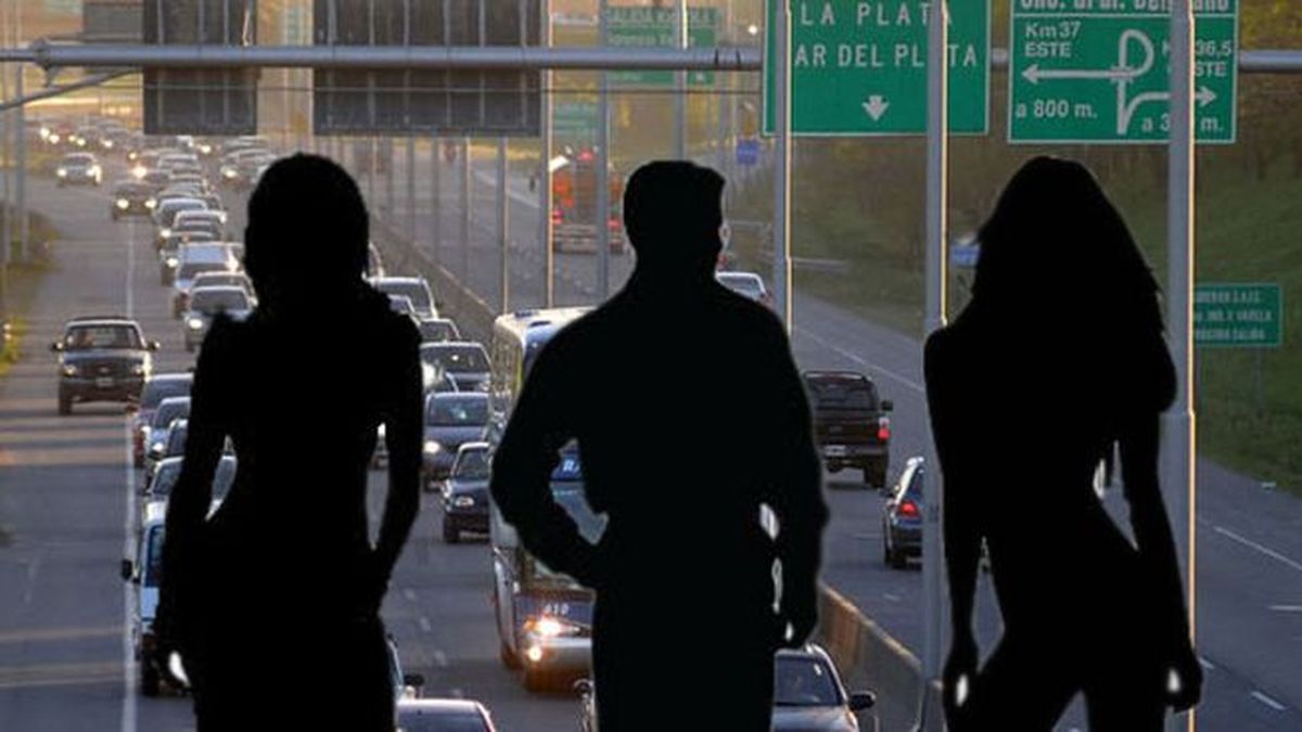 El político, la rubia conductora y la actriz que sirve de pantalla