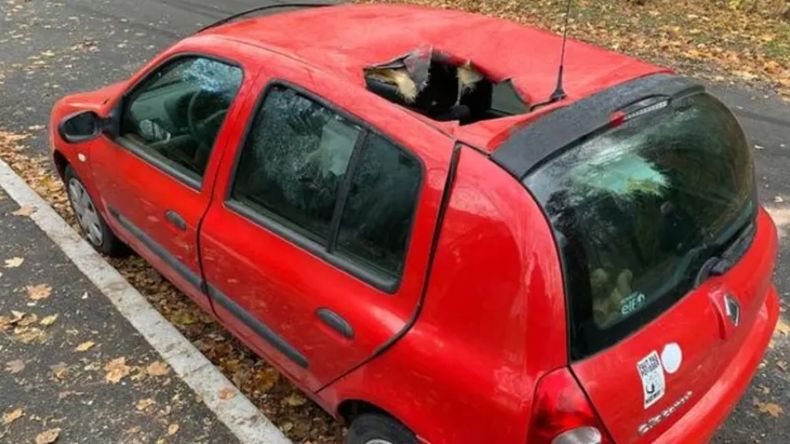 Asombro en Francia: un auto quedó destruido por la caída de un posible ...
