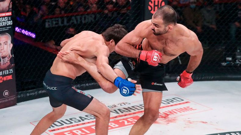 Video: una impactante patada dejó a un luchador de MMA con graves lesiones