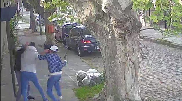 Video: le pegaron un culatazo a un jubilado para robarle el auto