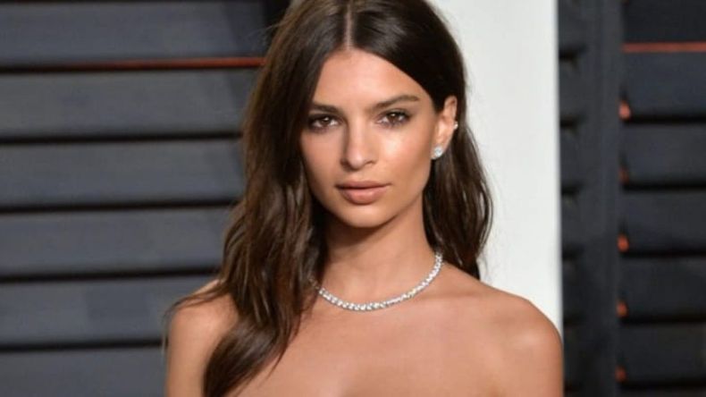Emily Ratajkowski deslumbró con una microbikini a crochet que promete ...
