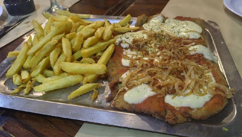 El bodegón de Buenos Aires que prepara una milanesa de matambre tremenda
