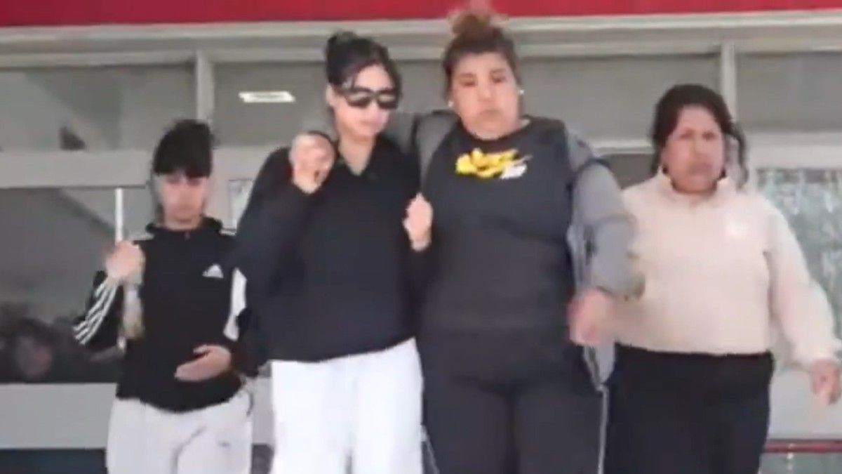 Daniela Celis y Camilota se quebraron en la puerta del hospital donde ...