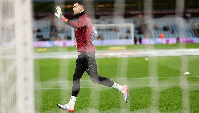 Dibu Martínez volvió a atajar en Aston Villa y recibió un homenaje por ...