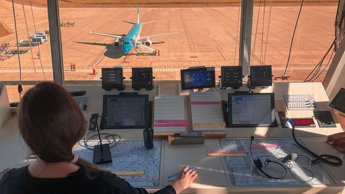 Conflicto salarial: un paro de controladores aéreos podría paralizar ...
