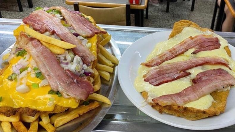 El bodegón barato de Buenos Aires que hace una torre de papas con una suculenta milanesa