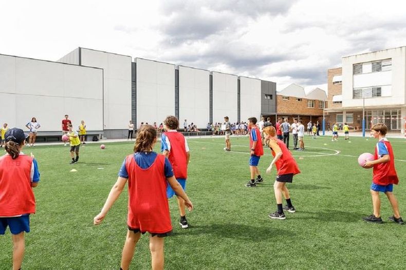 ¿Cómo es la prestigiosa escuela bilingüe a la que asisten los hijos de ...