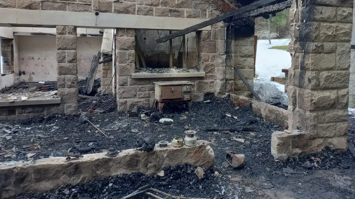 Video: así quedó una de las casas quemadas tras la toma mapuche en ...