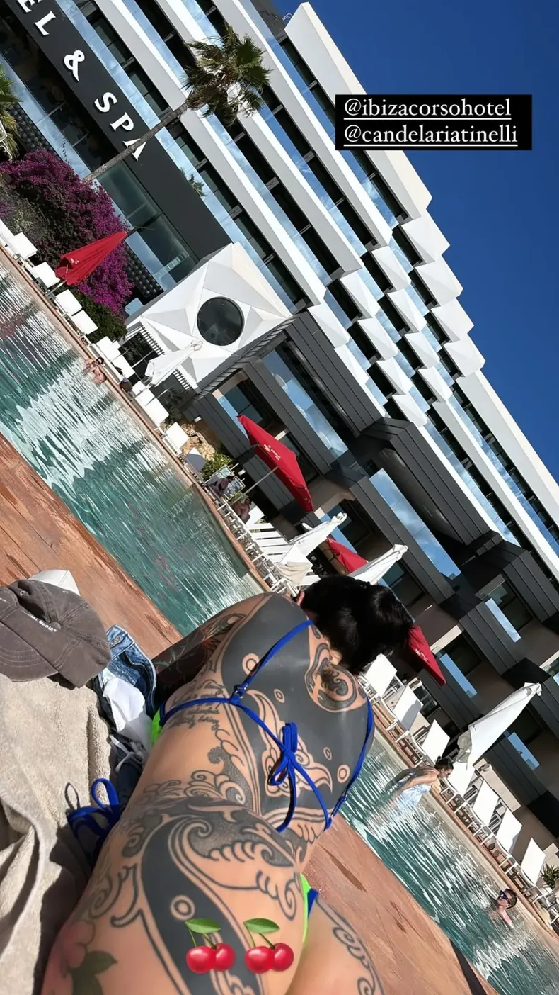 María Becerra volvió a elegir las microbikinis metalizadas: esta vez ...