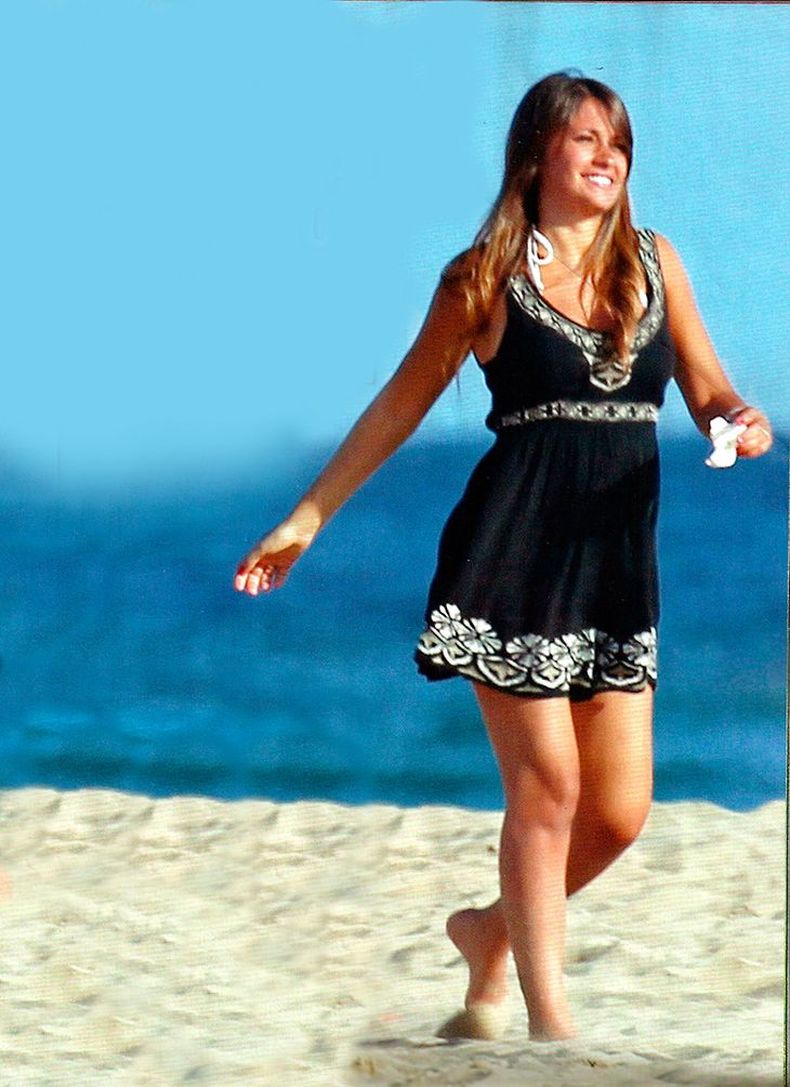 Junto a Lionel y Thiago Messi, Antonella Roccuzzo lució su pancita en ...