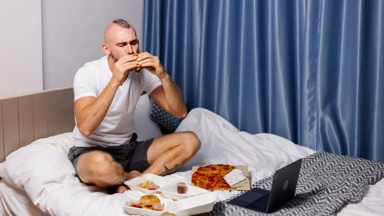 Un médico experto en nutrición advierte sobre los riesgos de cenar tarde