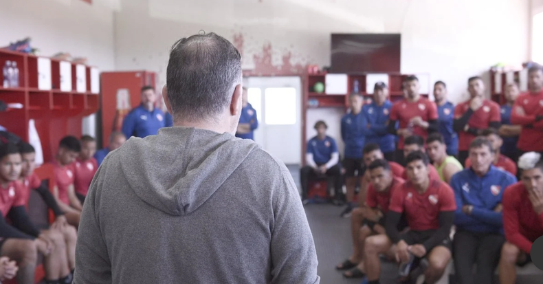 Independiente: Doman tuvo una charla con Falcioni y saludó al plantel