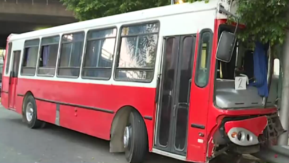 Impactante choque de un micro en Parque Chacabuco: 35 personas heridas