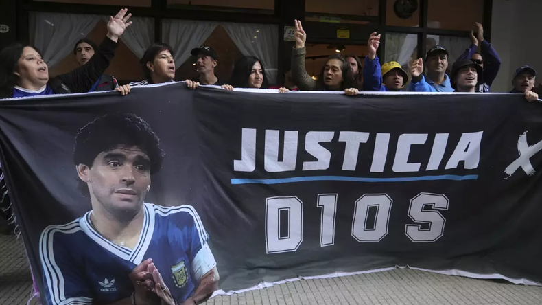 Juicio por la muerte de Maradona: declaró el primer policía que vio el ...