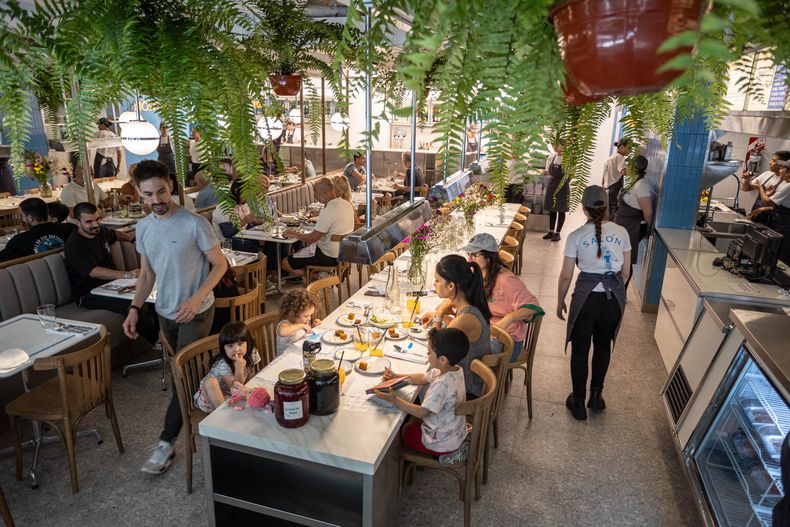 La moderna rotisería de Belgrano que honra la memoria gastronómica ...