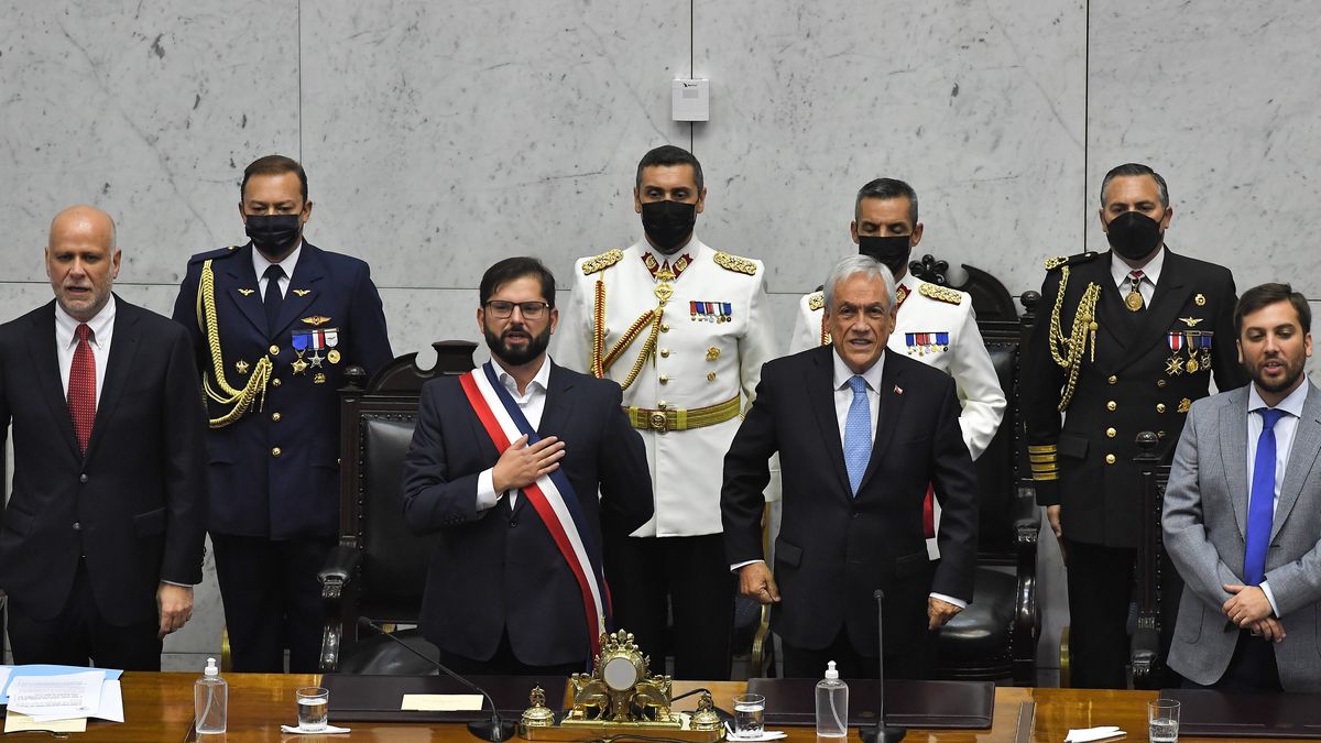 Con promesas de iniciar una nueva era, asumió Boric como presidente de ...