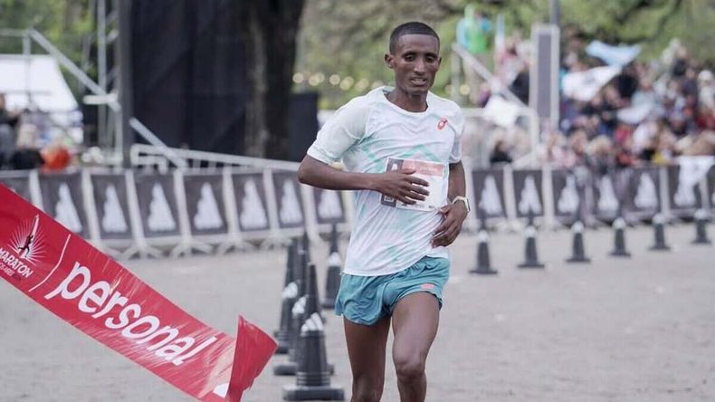 Se corrió la Maratón de Buenos Aires 2025 con récord de inscriptos: el ganador fue Habtamu ...