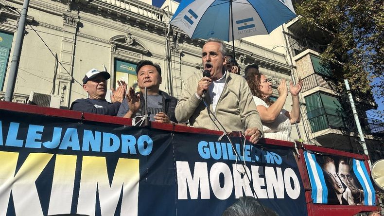Guillermo Moreno y Alejandro Kim de caravana por las calles porteñas ...
