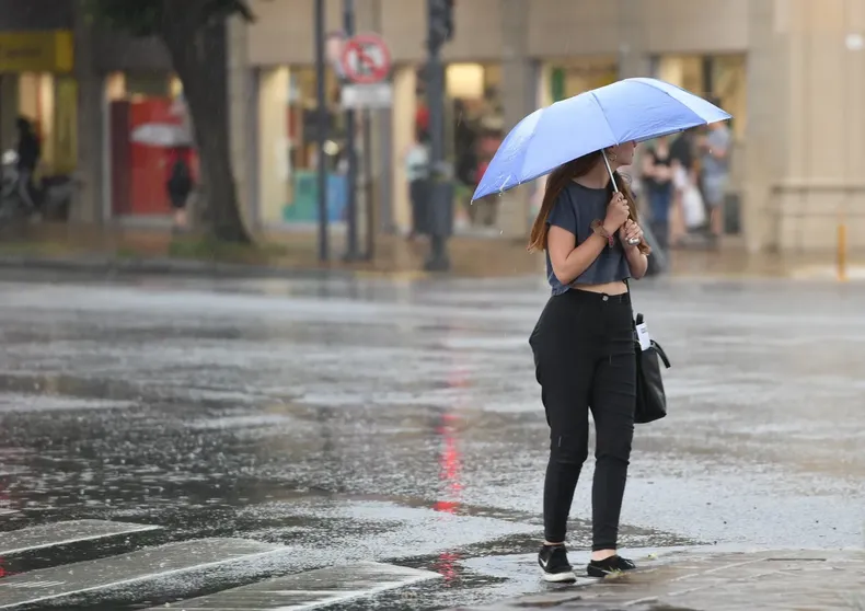 A pesar de las altas temperaturas, rige una alerta meteorológica por ...