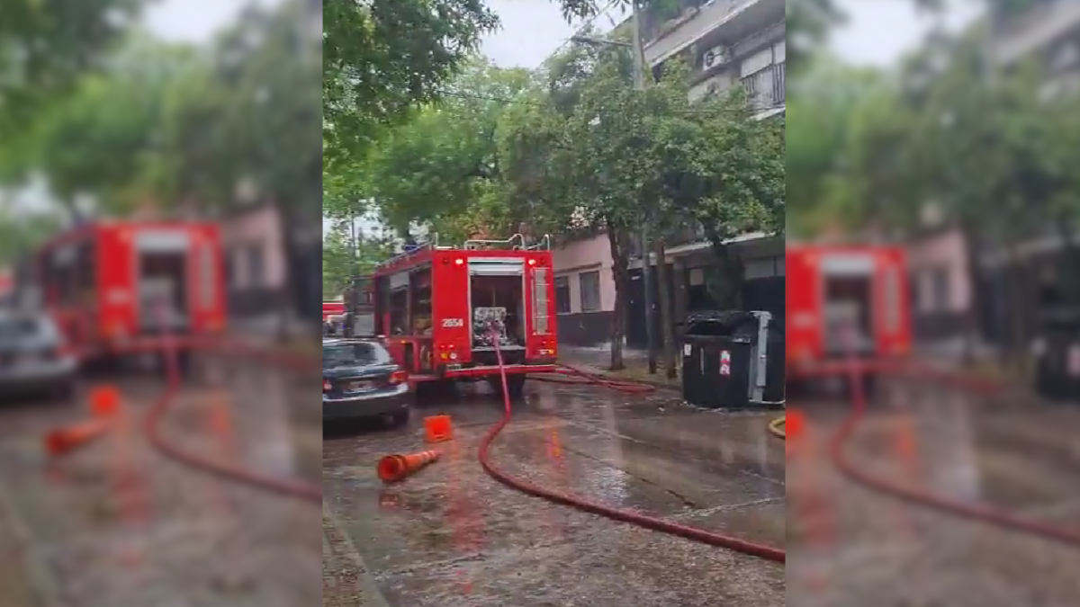 Feroz incendio en un edificio de Flores: tres personas debieron ser ... Feroz incendio en un edificio de Flores: tres personas debieron ser ...