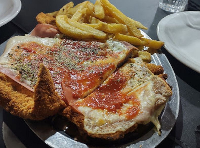 El bodegón de Buenos Aires con super milanesas de tres sabores