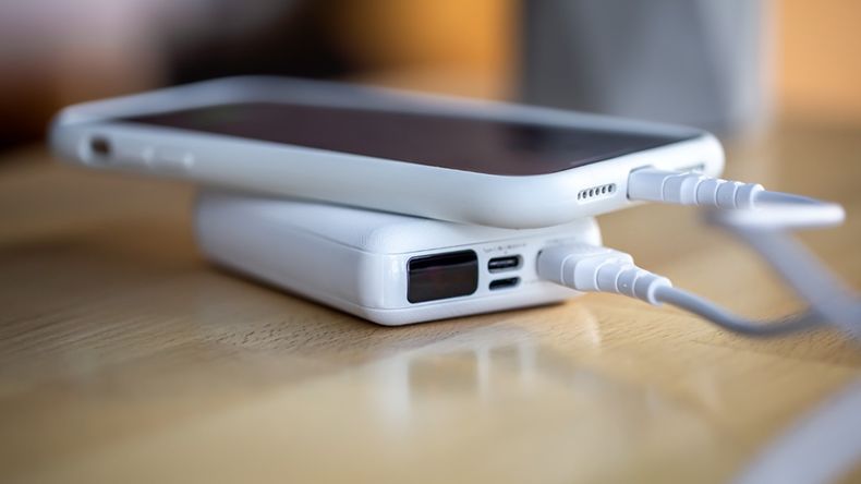 Adiós a los riesgos: por qué hay que cargar el celular sin la funda