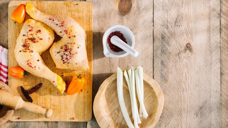 El truco para marinar el pollo de forma rápida y que quede con mucho sabor