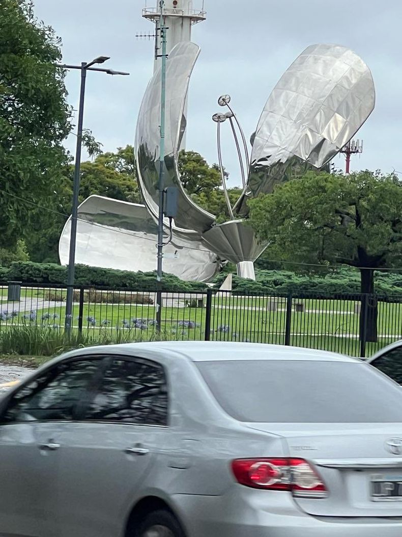 Temporal en CABA: el viento rompió la escultura Floralis Genérica, la ...