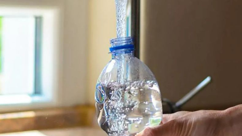 No son 2 litros: esta es la cantidad exacta de agua que debes tomar por día para bajar de peso