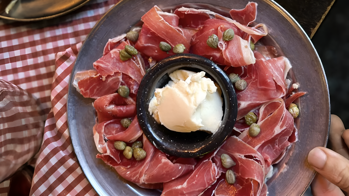 Una joya escondida en Palermo que combina sabor español, carnes a la ...