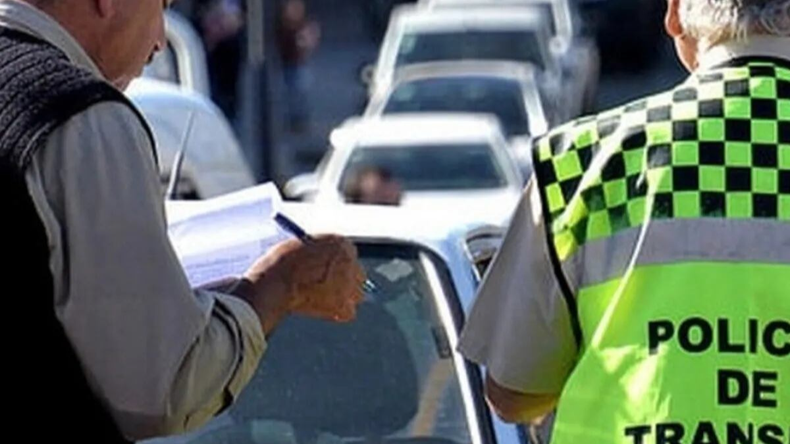 Aumentan las multas de tránsito: cuánto cuesta cruzar con el semáforo ...