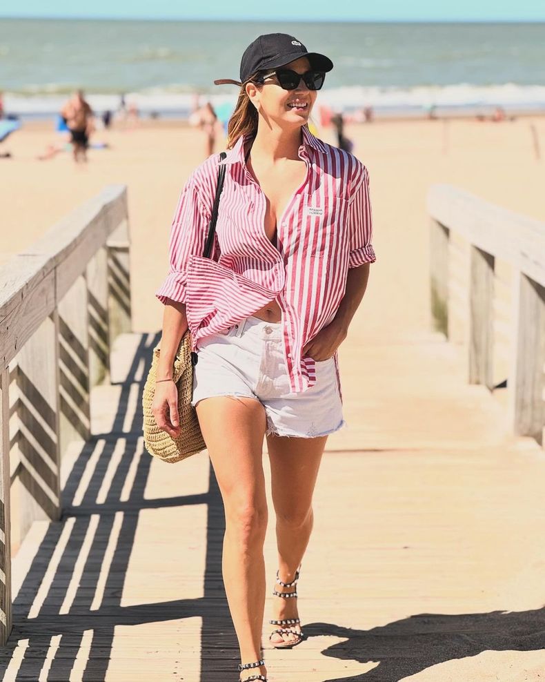 Marcela Kloosterboer posó en la playa con microbikini y camisa que se ...