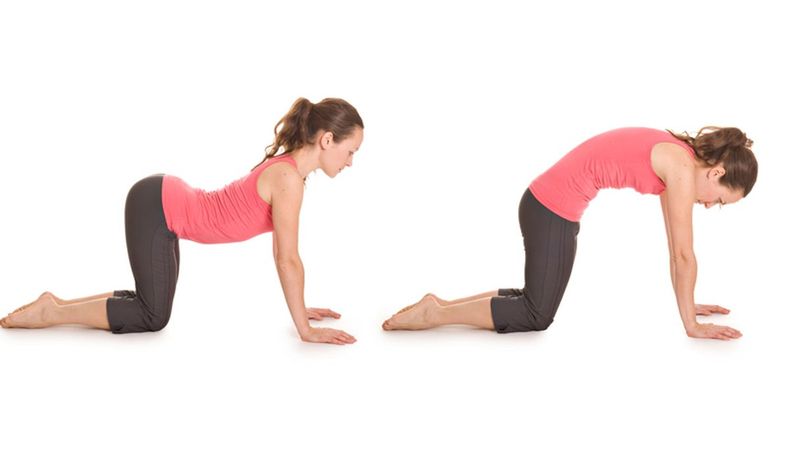 Los 7 estiramientos de yoga para hacer en la cama y arrancar el día con ...