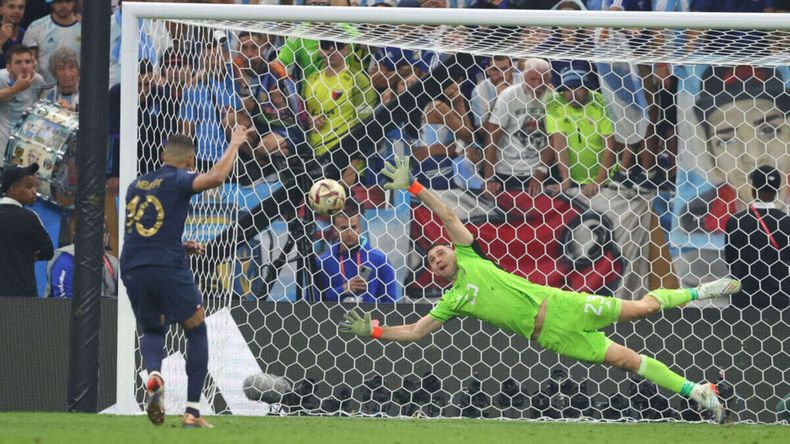 Apreció un video con un polémico gesto del Dibu Martínez contra Mbappé en la final del Mundial
