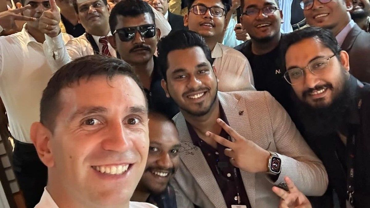 Dibu Martínez visitó Bangladesh y revolucionó la ciudad: su hilarante imitación de la atajada ...