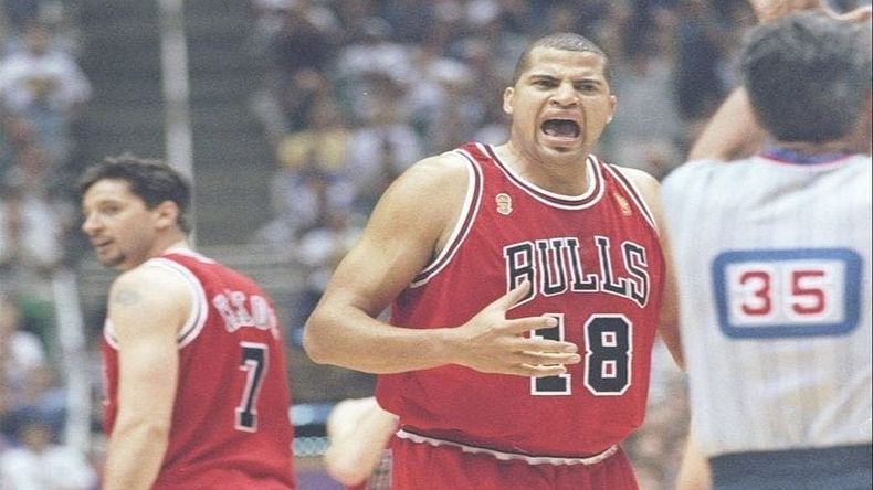 Fue campeón con Michael Jordan, dejó una vida de lujos en la NBA para ...