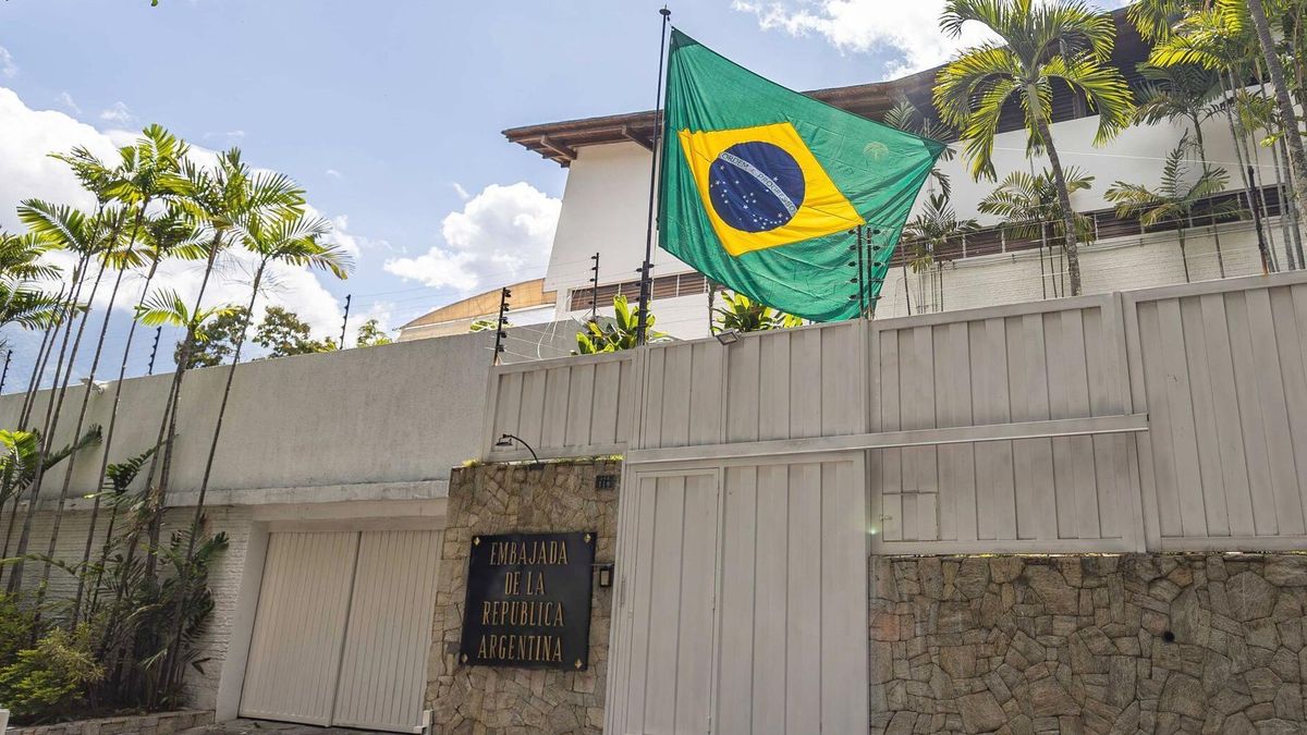 Venezuela revocó el permiso para que Brasil custodie la Embajada ...