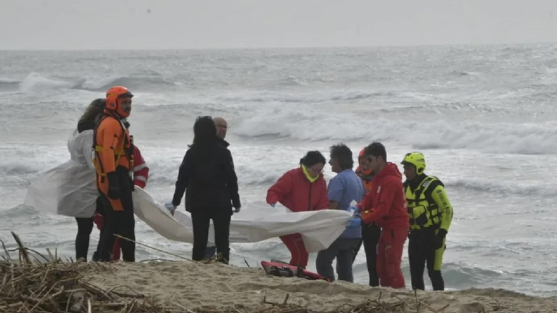 Tragedia En Italia Murieron Más De 60 Migrantes En Un Naufragio En El