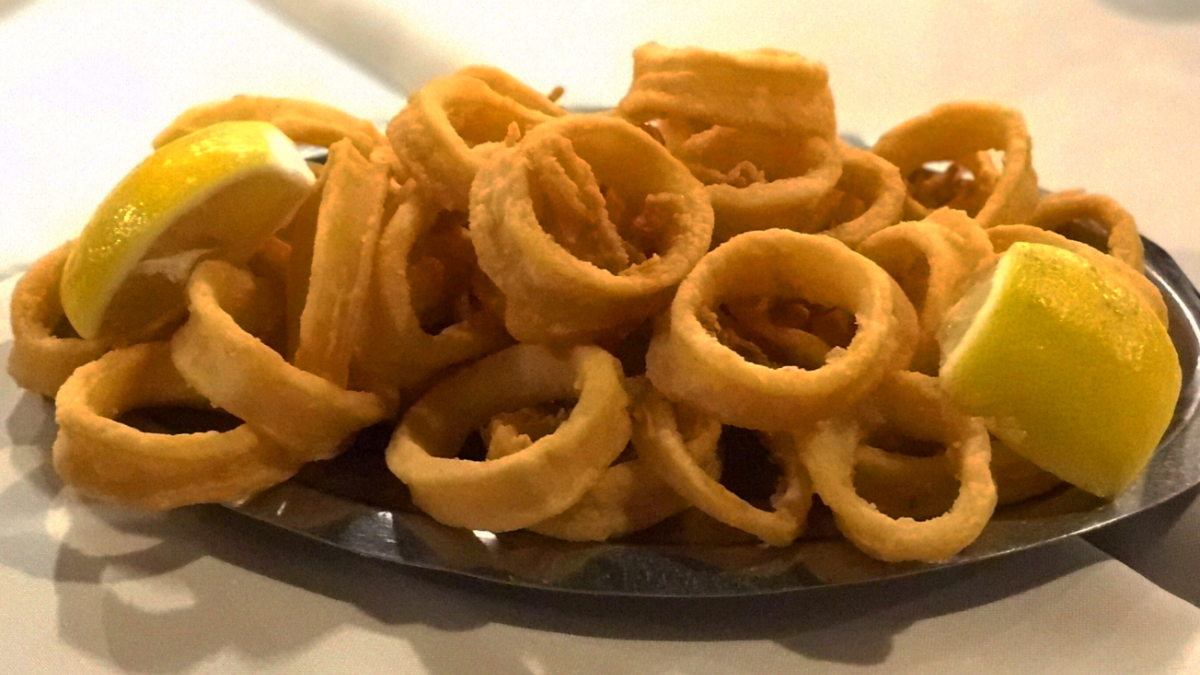 El bodegón de Buenos Aires que se destaca por tener las rabas más tiernas