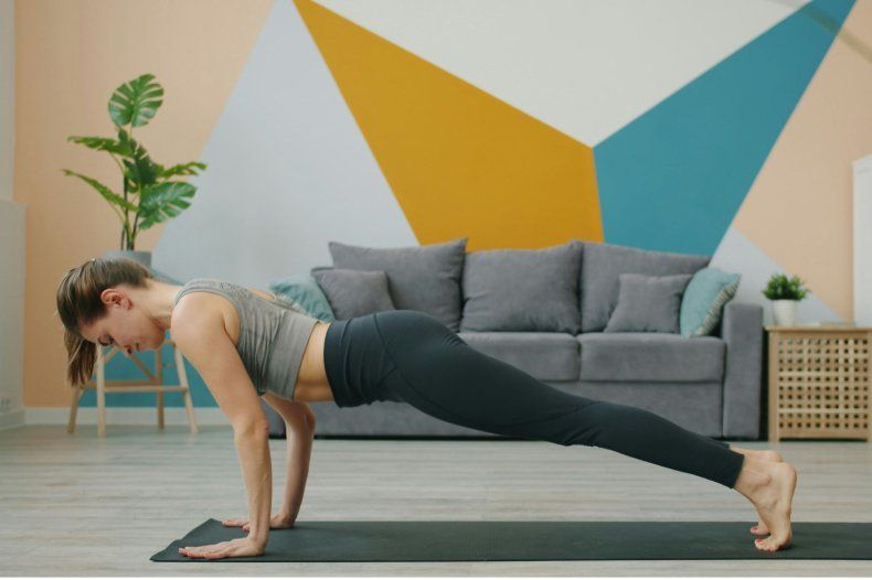 El ejercicio sencillo y de pocos minutos que recomienda la entrenadora de Anne Hathway para ...