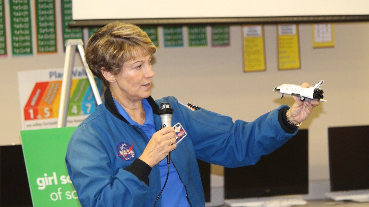 Cuál es la historia de Eileen Collins, la primera mujer que estuvo a ...