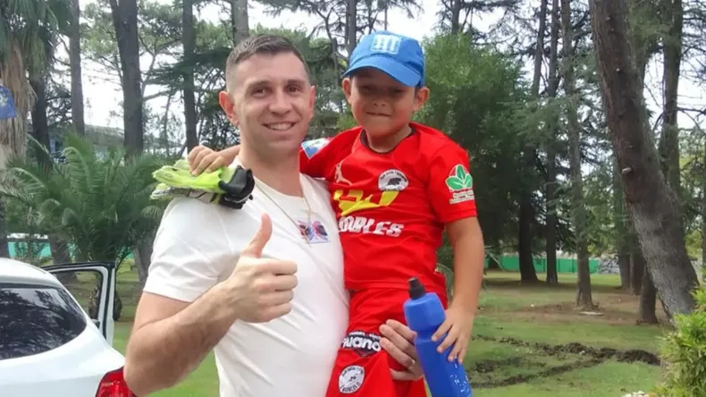 Video: el gran gesto del Dibu Martínez con unos nenes que fueron hasta Ezeiza para conocerlo