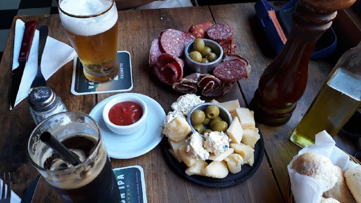 El bodegón de Buenos Aires para comer una picada con cerveza a un muy ...