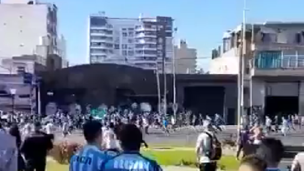 Video: se enfrentaron dos facciones de la barra de Racing en la previa ...