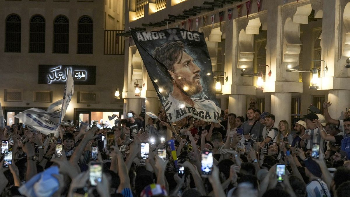Mundial Qatar 2022: otro impresionante banderazo de los hinchas de ...
