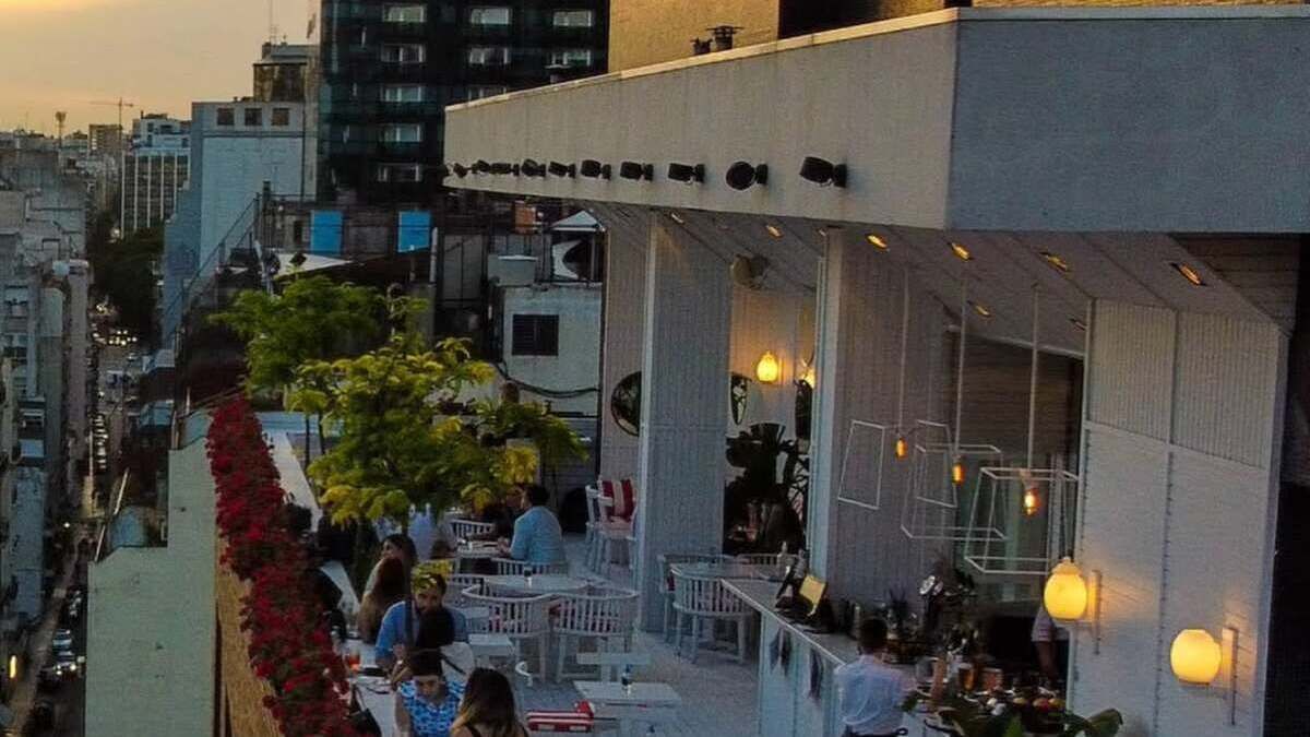 En el corazón de la city porteña, un rooftop que es un oasis de estilo ...