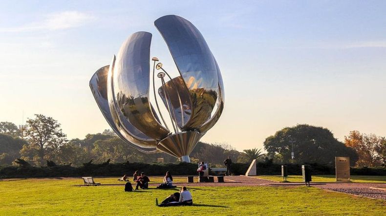 Temporal en CABA: el viento rompió la escultura Floralis Genérica, la ...