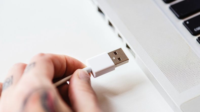 Los mejores 3 trucos para limpiar los puertos USB de la computadora
